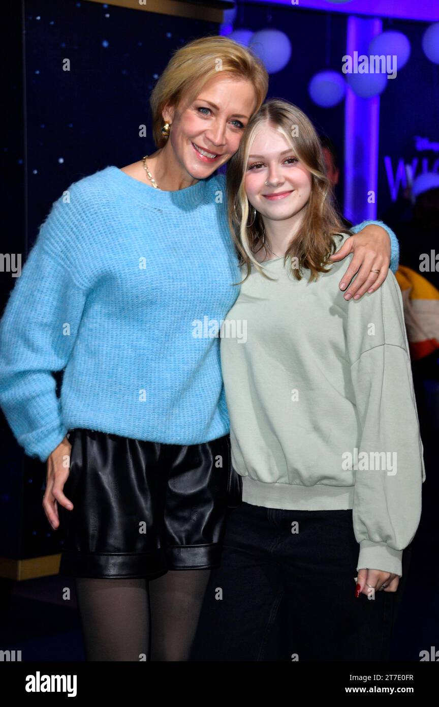 Annika Ernst mit Tochter Luna bei der Premiere des Kinofilms Wish im ...
