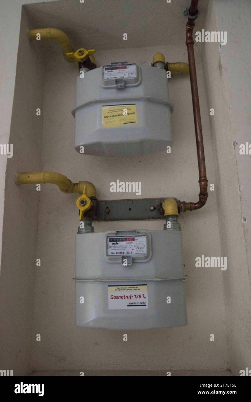 Valve closing opening gas pipeline hi-res stock photography and images ...