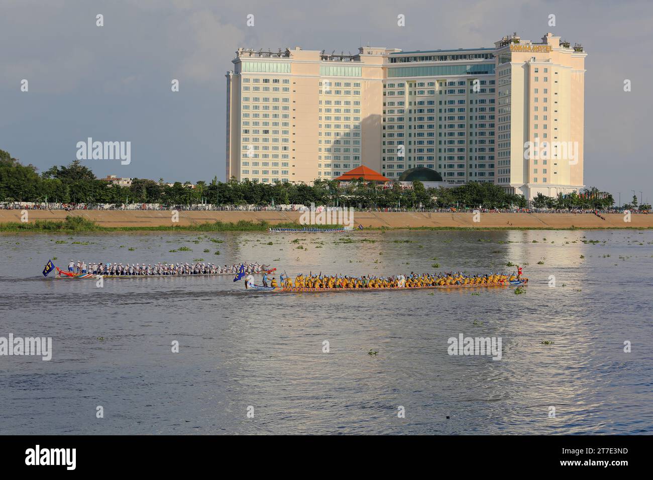 Dragon boats racing competition for Bon Om Touk Water Festival in Phnom ...