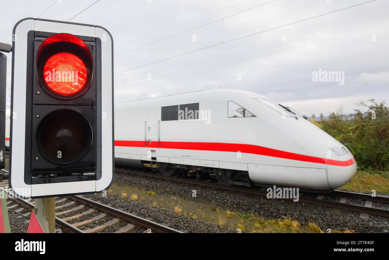 Schellerten, Germany. 15th Nov, 2023. A red traffic light lights up at ...