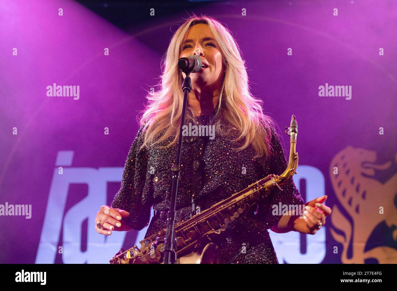 Candy Dulfer live bei einem Konzert ihrer We Never Stop -Tour bei den 23. Dresdener Jazztagen im ...