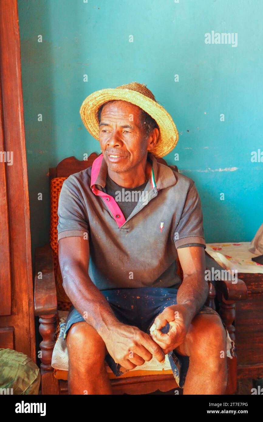 Madagascar, Antsirabe, homme malgache dans sa maison traditionnelle ...