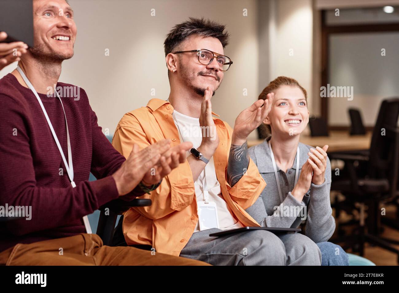 Hands clapping success people hi-res stock photography and images - Alamy