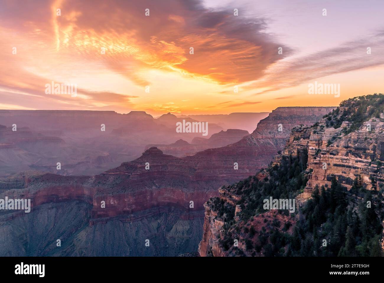Just before sunrise at Hopi Point on the South rim of the Grand Canyon ...