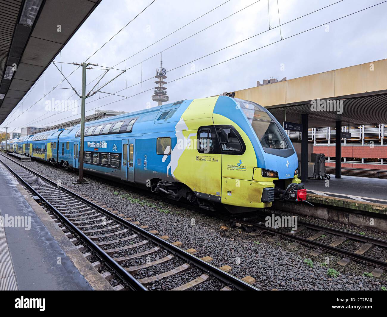 Westfalenbahn im Hauptbahnhof Hannover Ein Zug der Westfalenbahn steht ...