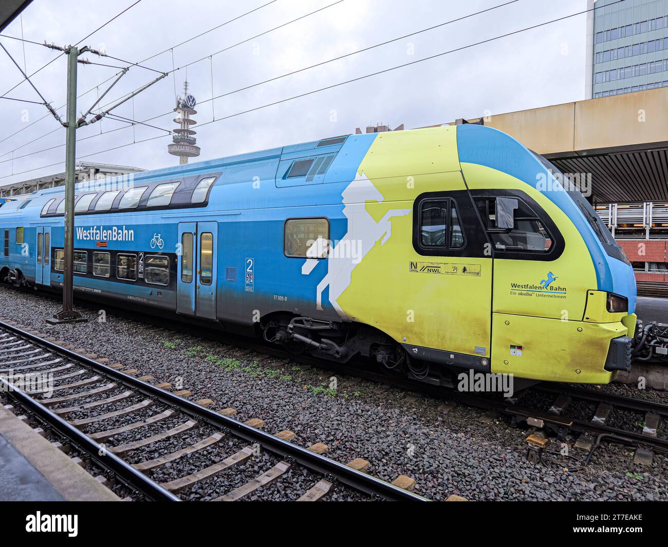 Westfalenbahn im Hauptbahnhof Hannover Ein Zug der Westfalenbahn steht ...