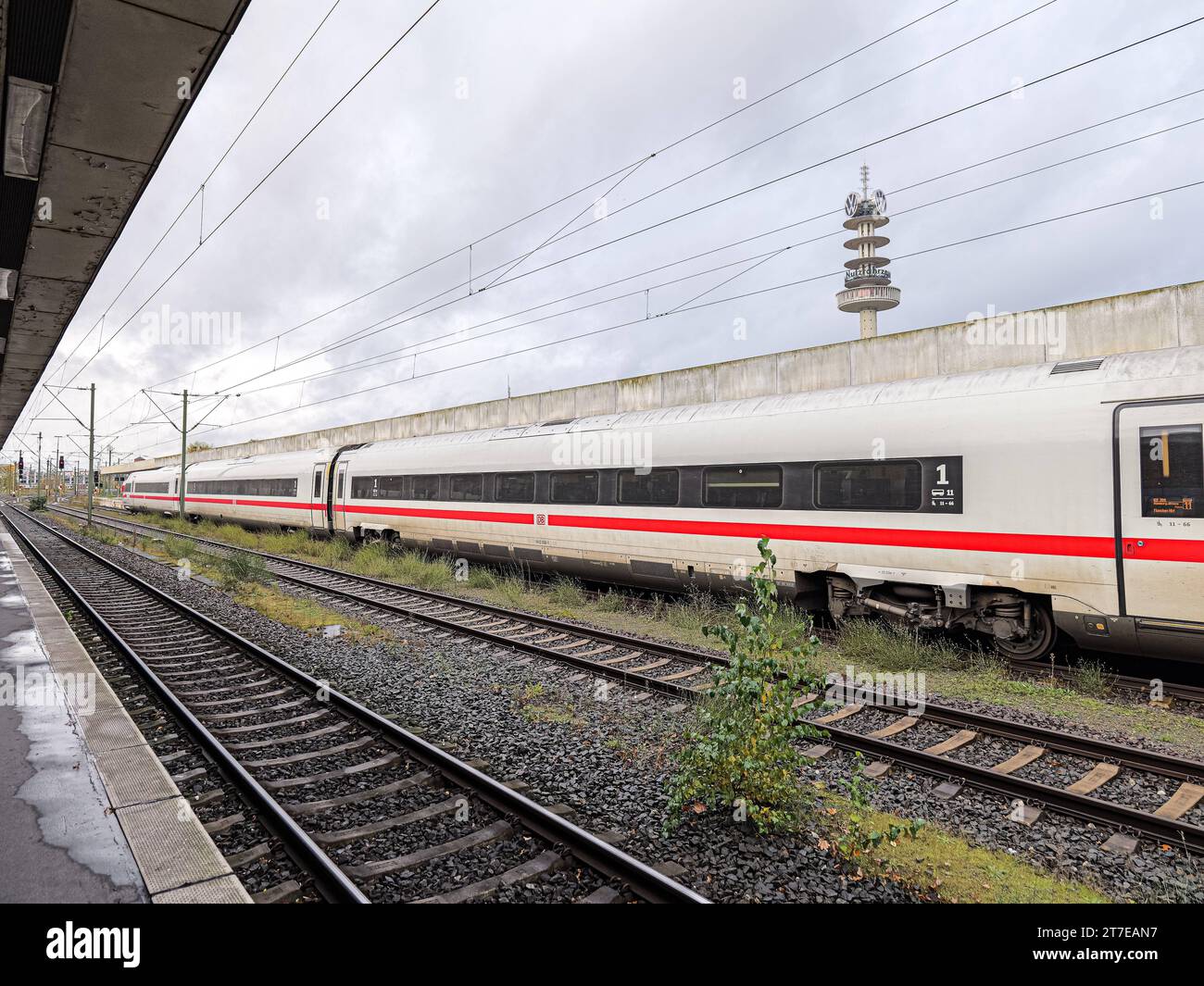 Ein ICE der Deutschen Bahn Ein ICE der Deutschen Bahn steht im ...