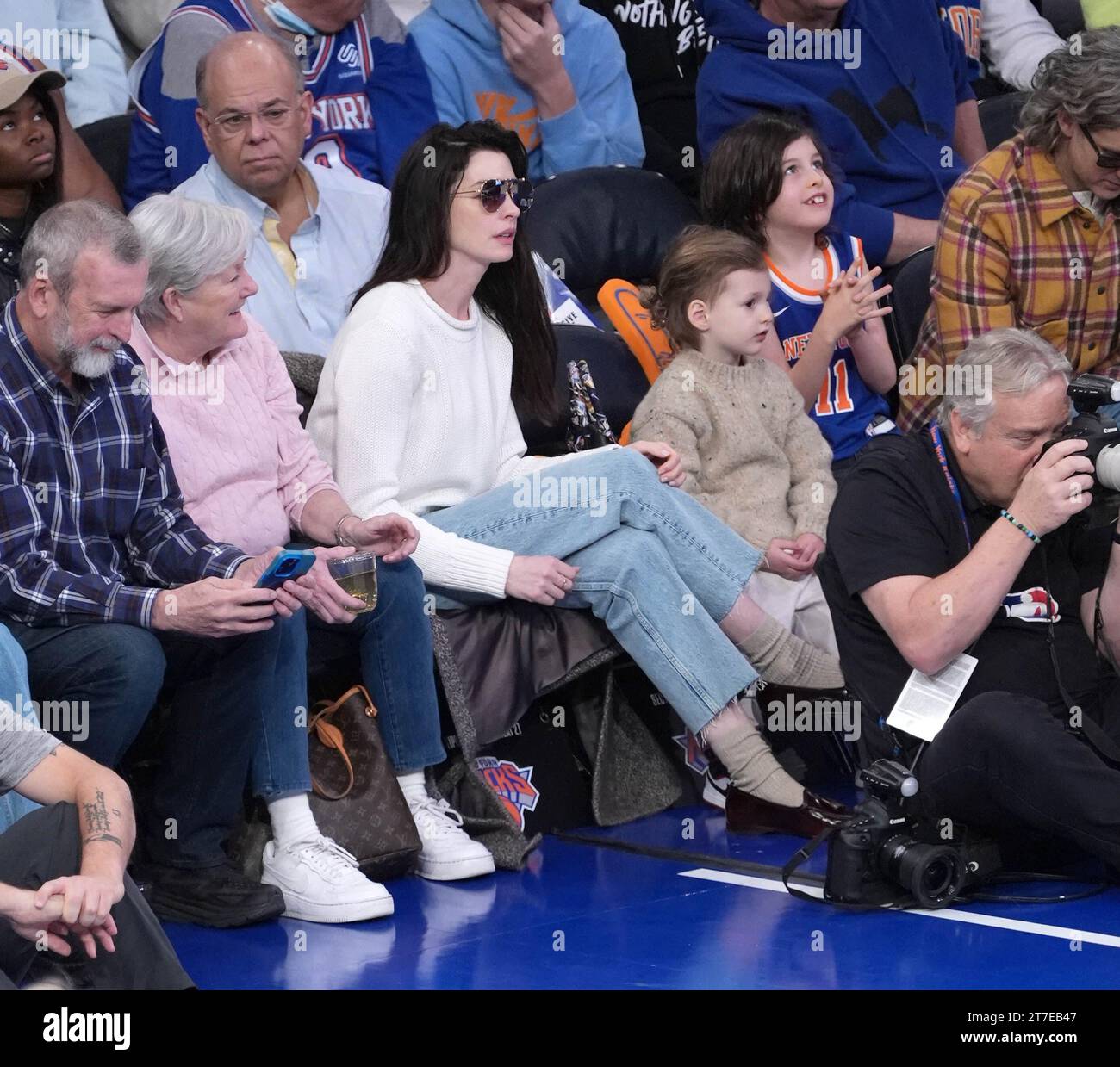 Anne Hathaway and her Husband Adam at the NY Knicks game with her two ...