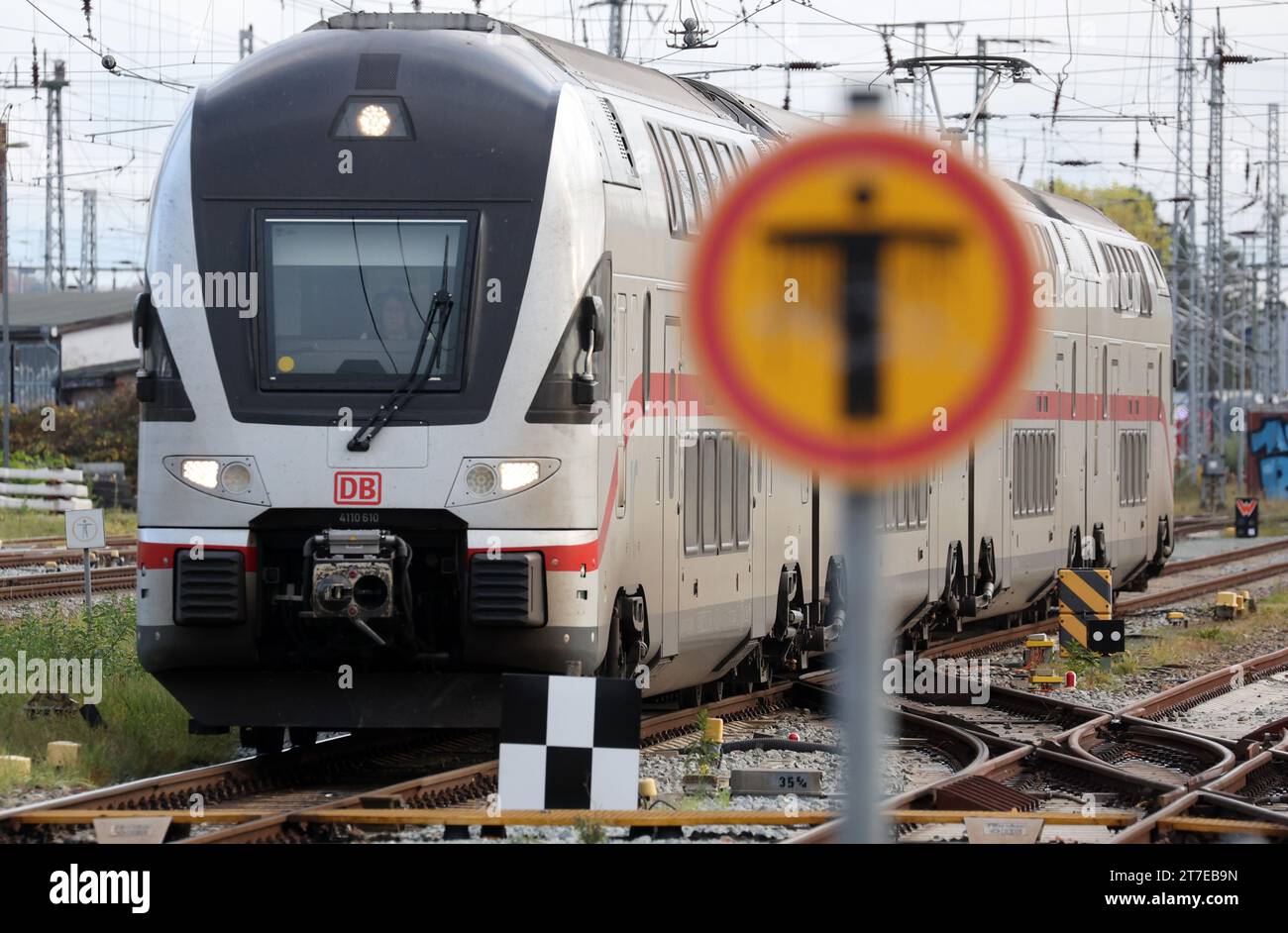 Rostock, Germany. 15th Nov, 2023. A train pulls into the main station ...