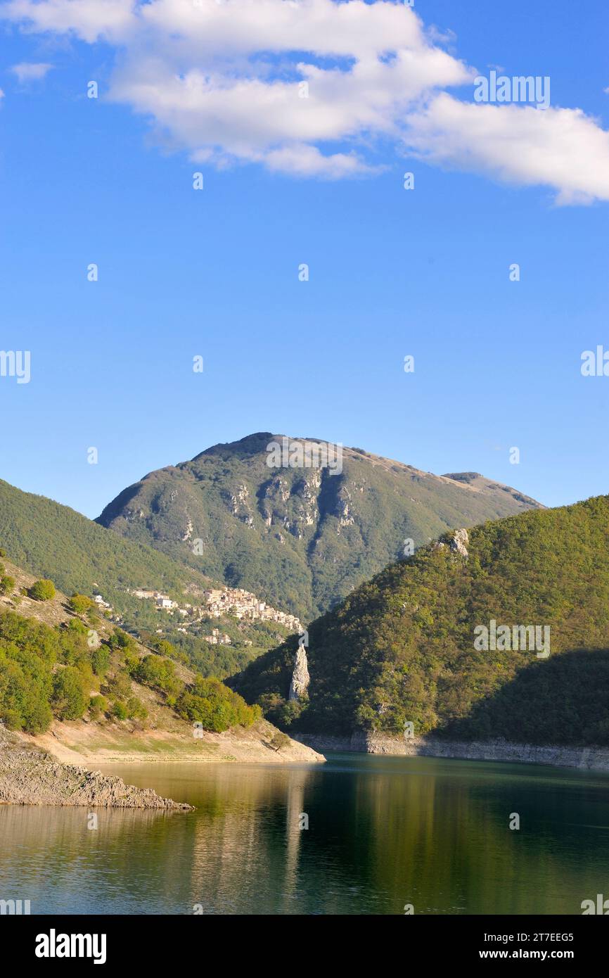 Castel di tora turano italy lake lazio hi-res stock photography and ...