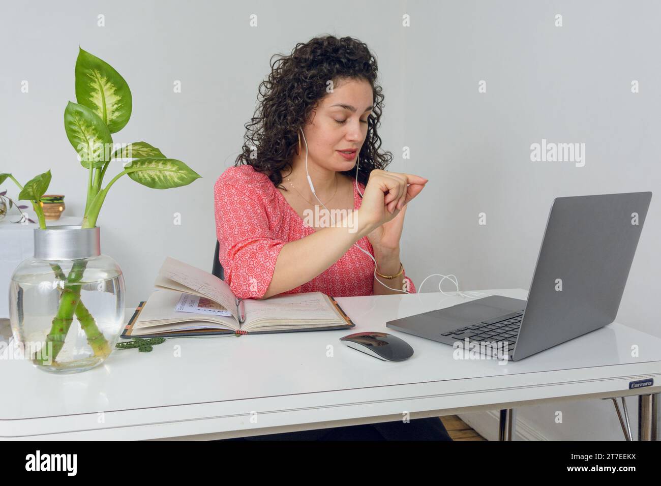 Hand gestures office hi-res stock photography and images - Alamy