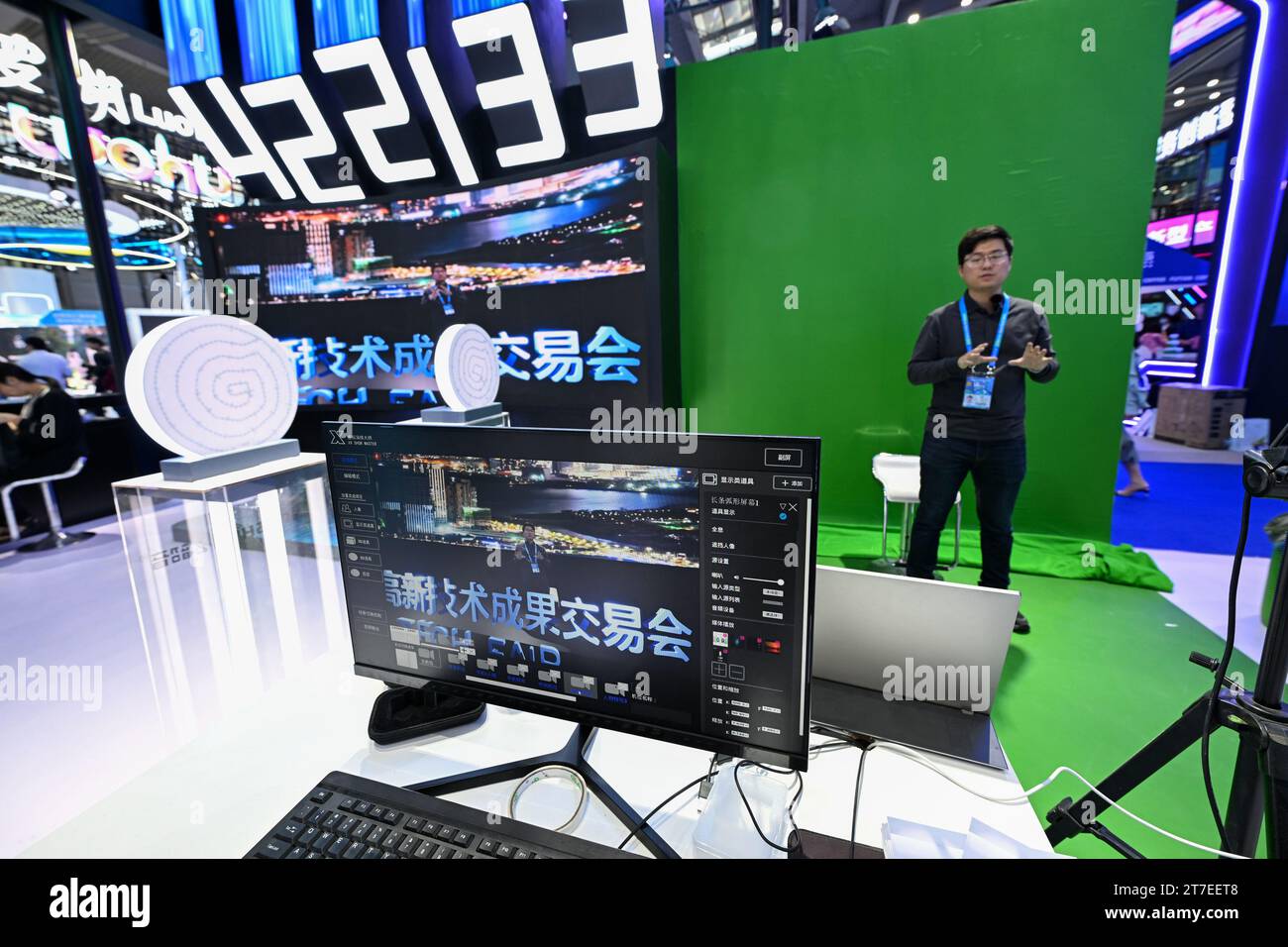 Platform algorithm hi-res stock photography and images - Alamy