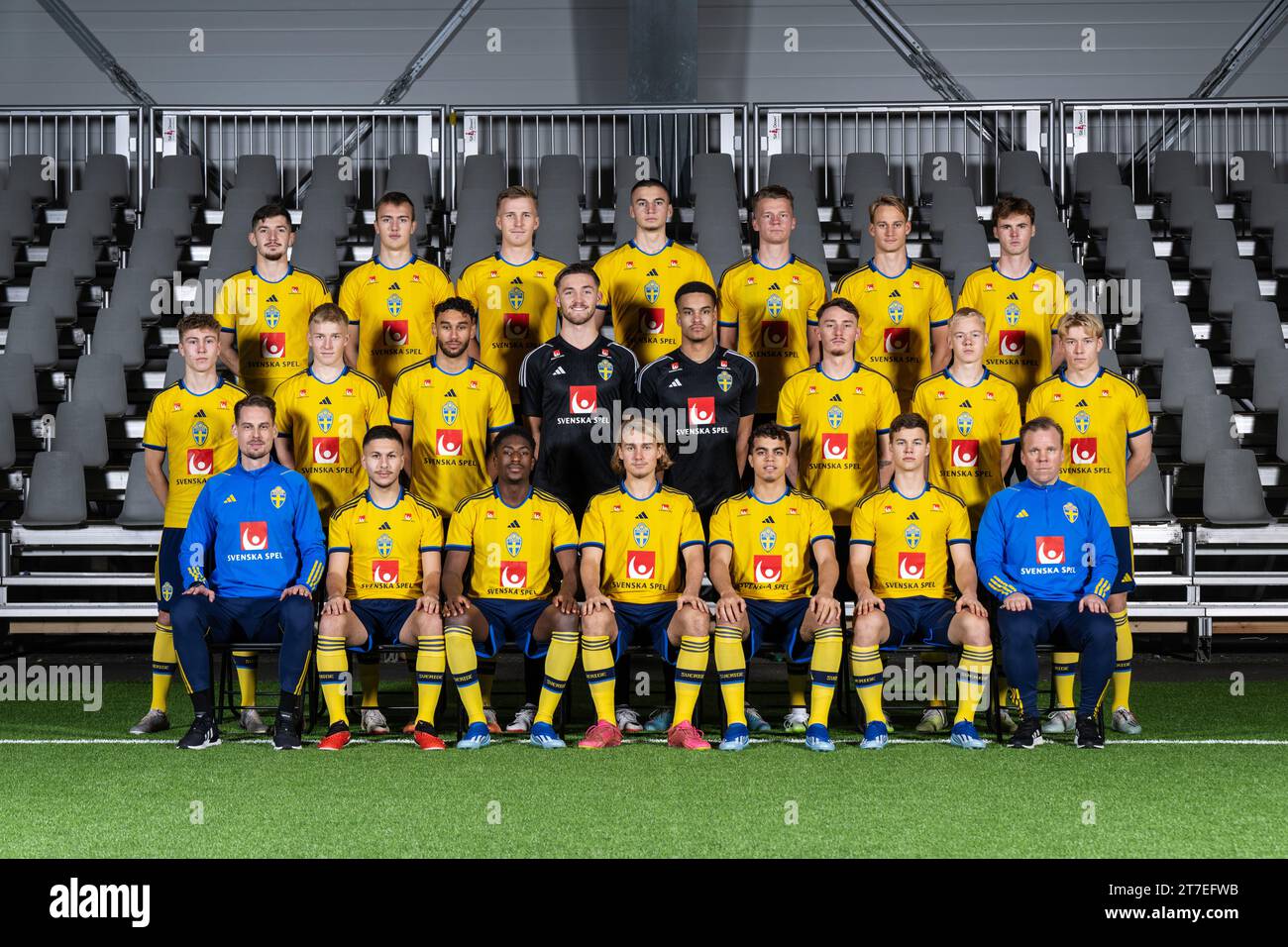 231115 Players and coaching staff of the Swedish under-21 national ...