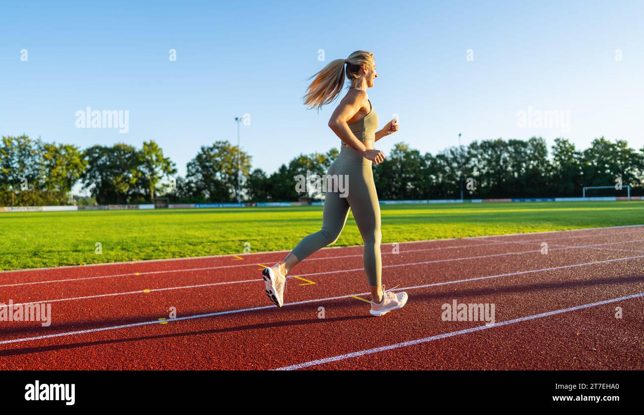 Woman in athletic gear running hi-res stock photography and images - Alamy