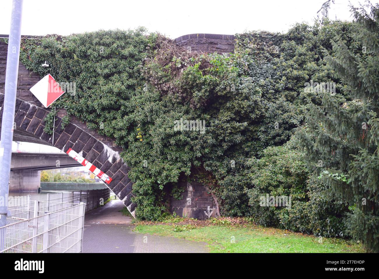 Old stone covered bridge hi-res stock photography and images - Alamy