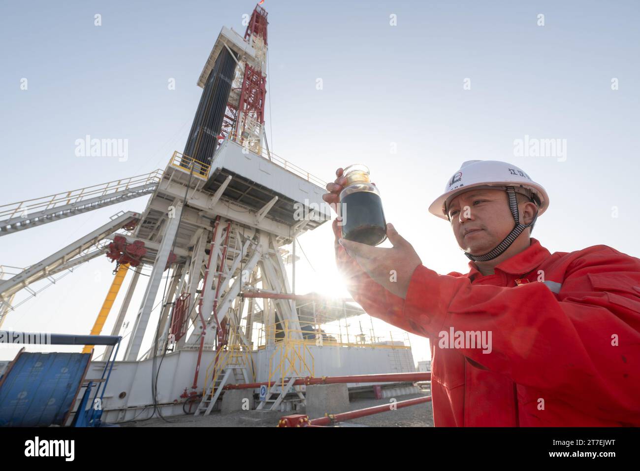 (231115) -- KUQA, Nov. 15, 2023 (Xinhua) -- A staff member shows crude ...