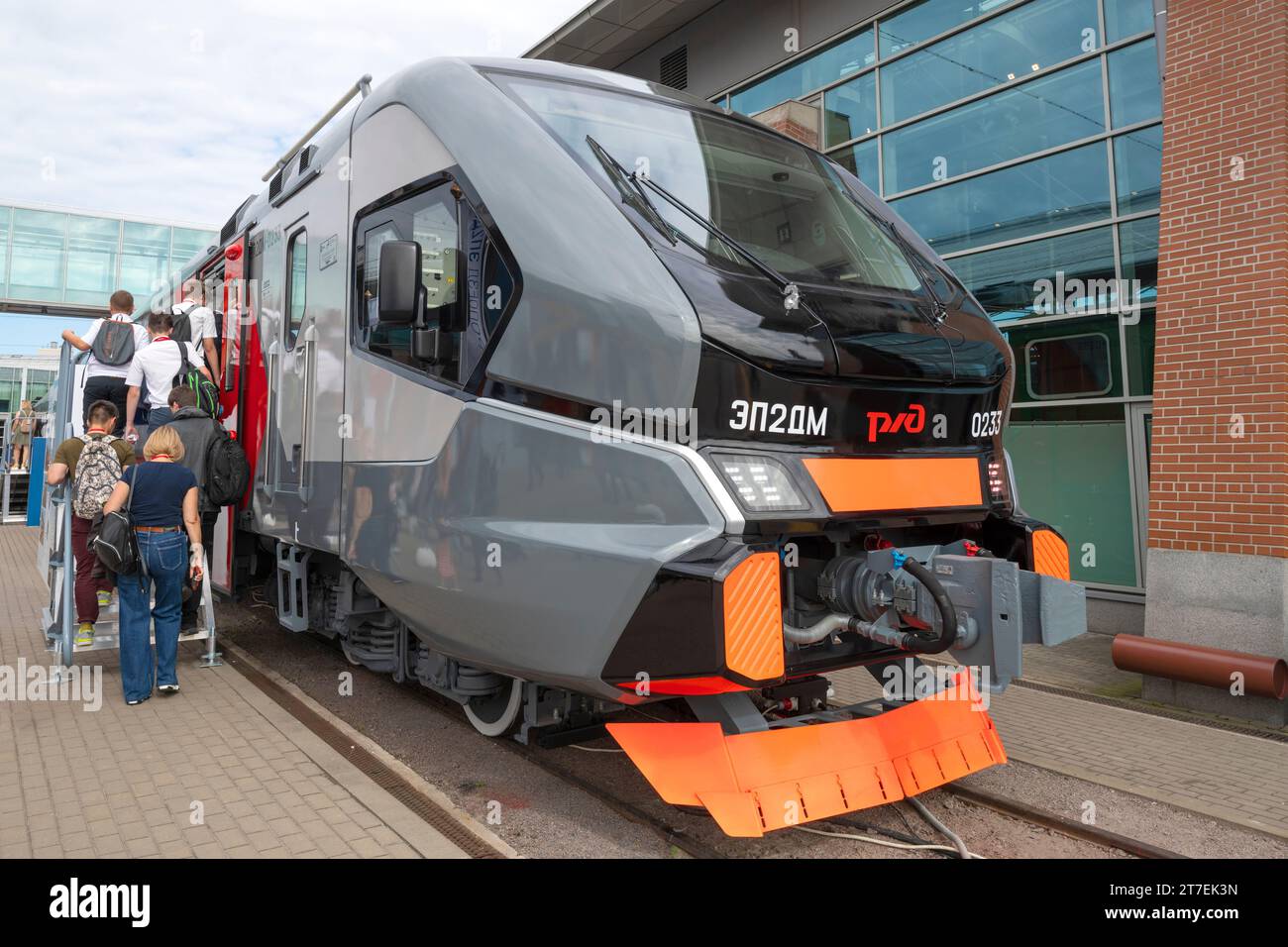 SAINT PETERSBURG, RUSSIA - AUGUST 27, 2023: Visitors to the railway ...