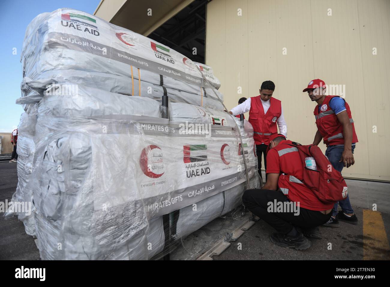 Arish, Egypt. 15th Nov, 2023. Members of the Red Crescent unload aid to ...