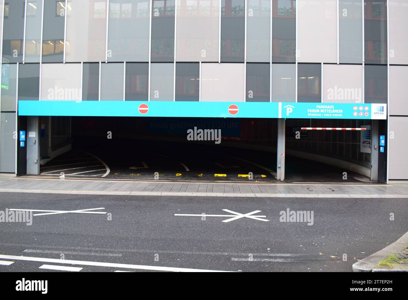 Narrow parking garage entry hi-res stock photography and images - Alamy
