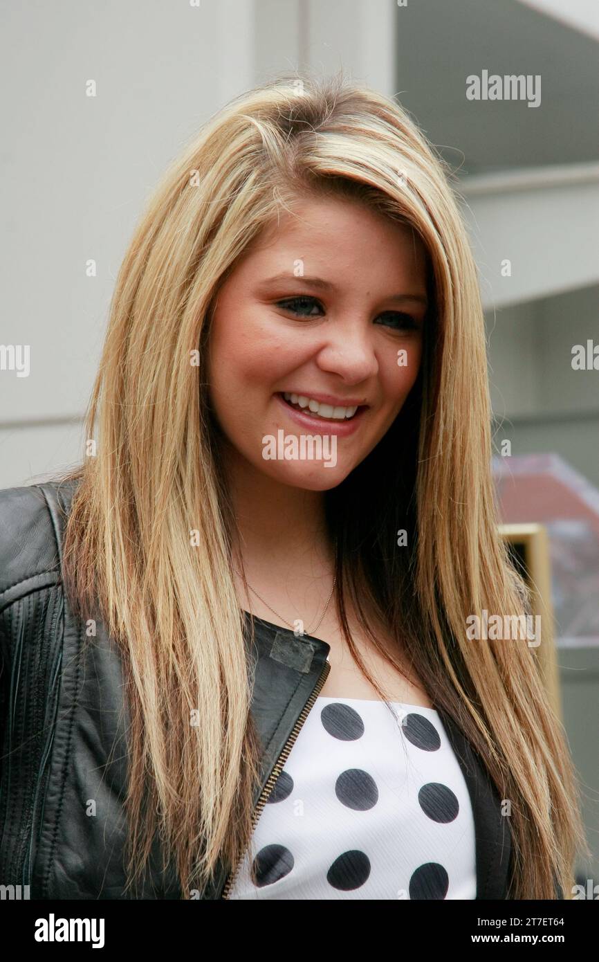 Lauren Alaina at the Hollywood Chamber of Commerce ceremony to honor ...