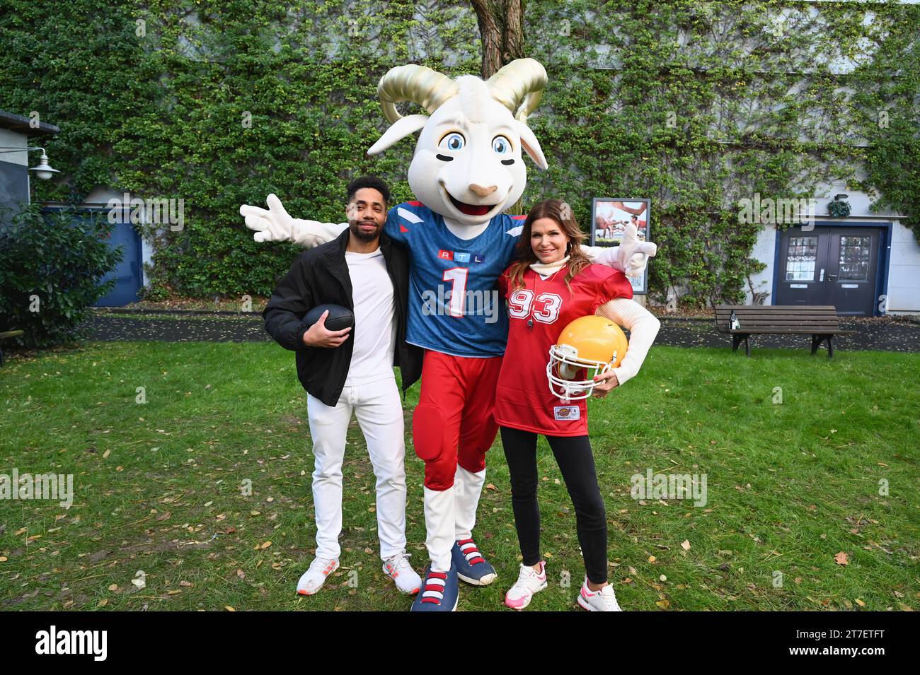 Schauspieler Julius Dombrink und Tabea Heynig posieren mit dem RTL ...