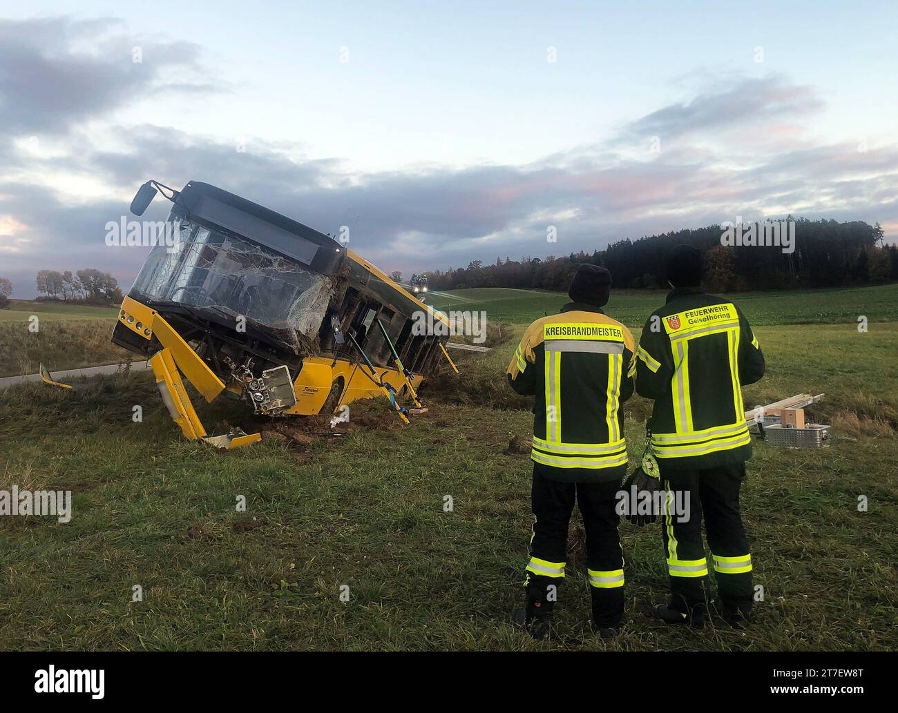 Number 5 bus hi-res stock photography and images - Alamy