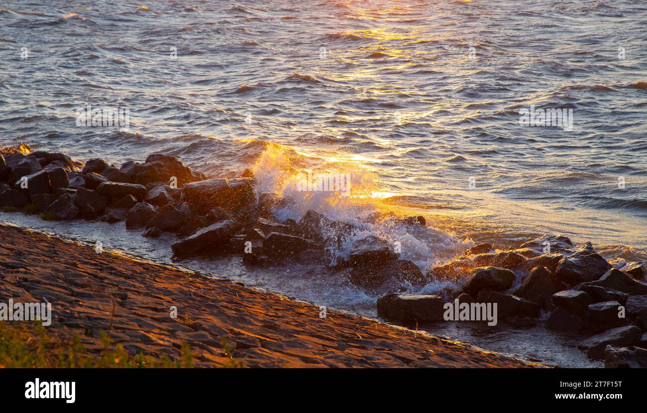Sunset sea waves line hi-res stock photography and images - Alamy