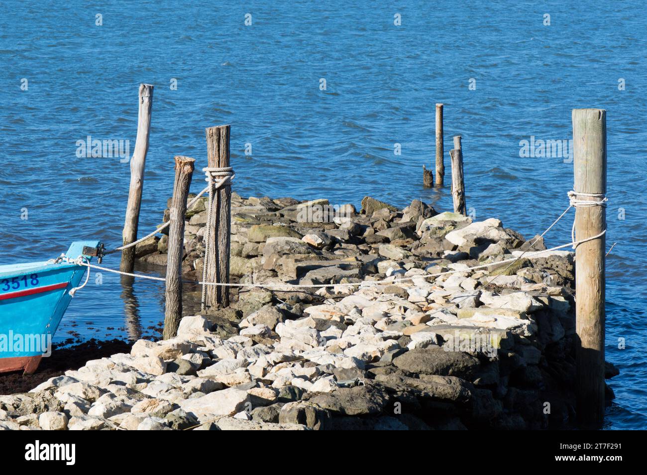 Detail old rocky dock hi-res stock photography and images - Alamy