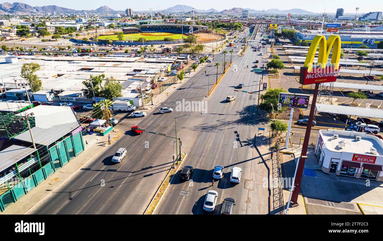 Letra m en mcdonalds hi-res stock photography and images - Alamy