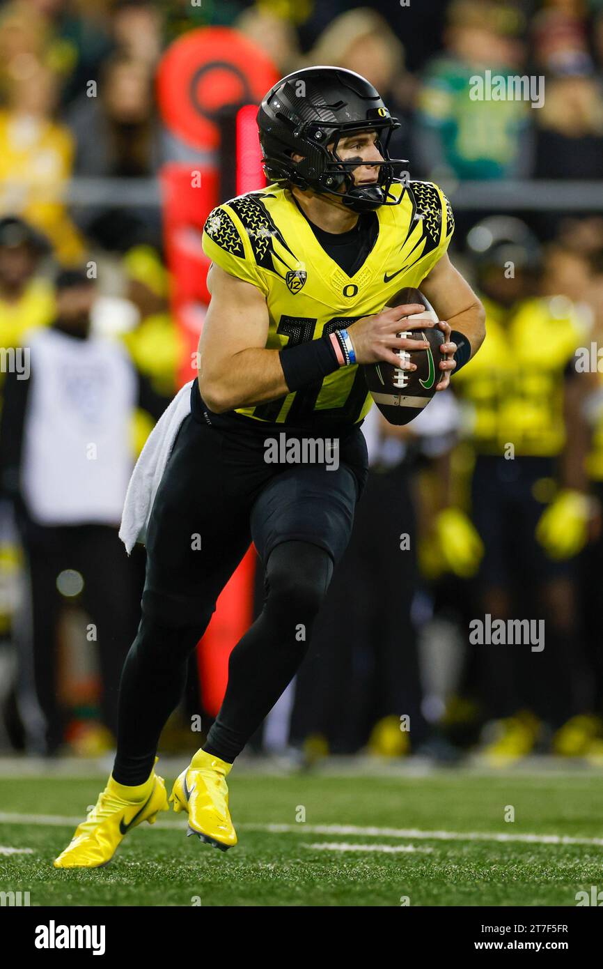 Oregon Ducks quarterback Bo Nix (10) scrambles with the ball during a ...