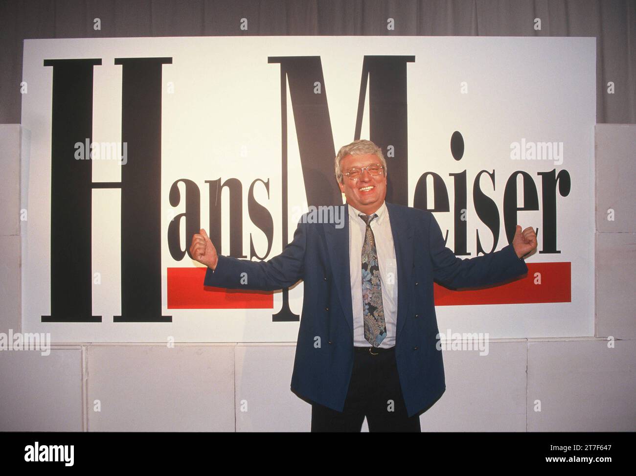 Moderator Hans Meiser im Studio vor dem Logo, Schriftzug der RTL ...