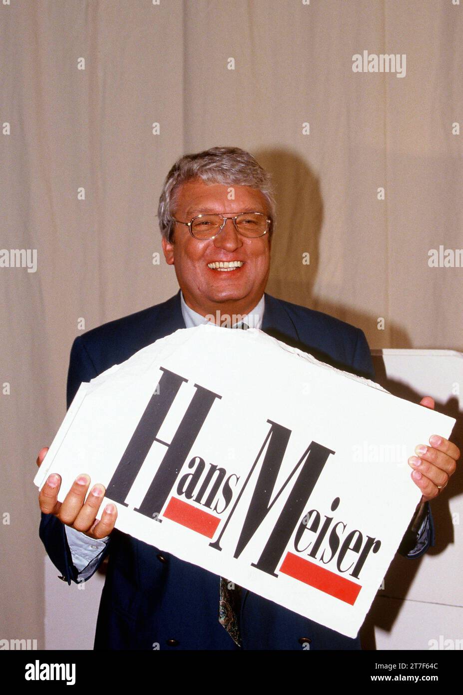 Moderator Hans Meiser im Studio mit dem Logo, Schriftzug der RTL ...