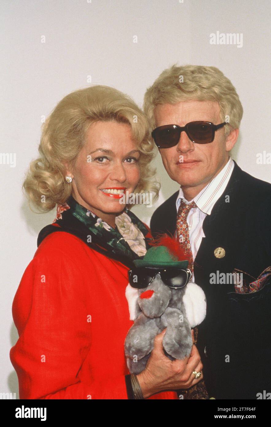 Heino und Hannelore posieren vor neutralem Hintergrund am 03.11.1989 ...
