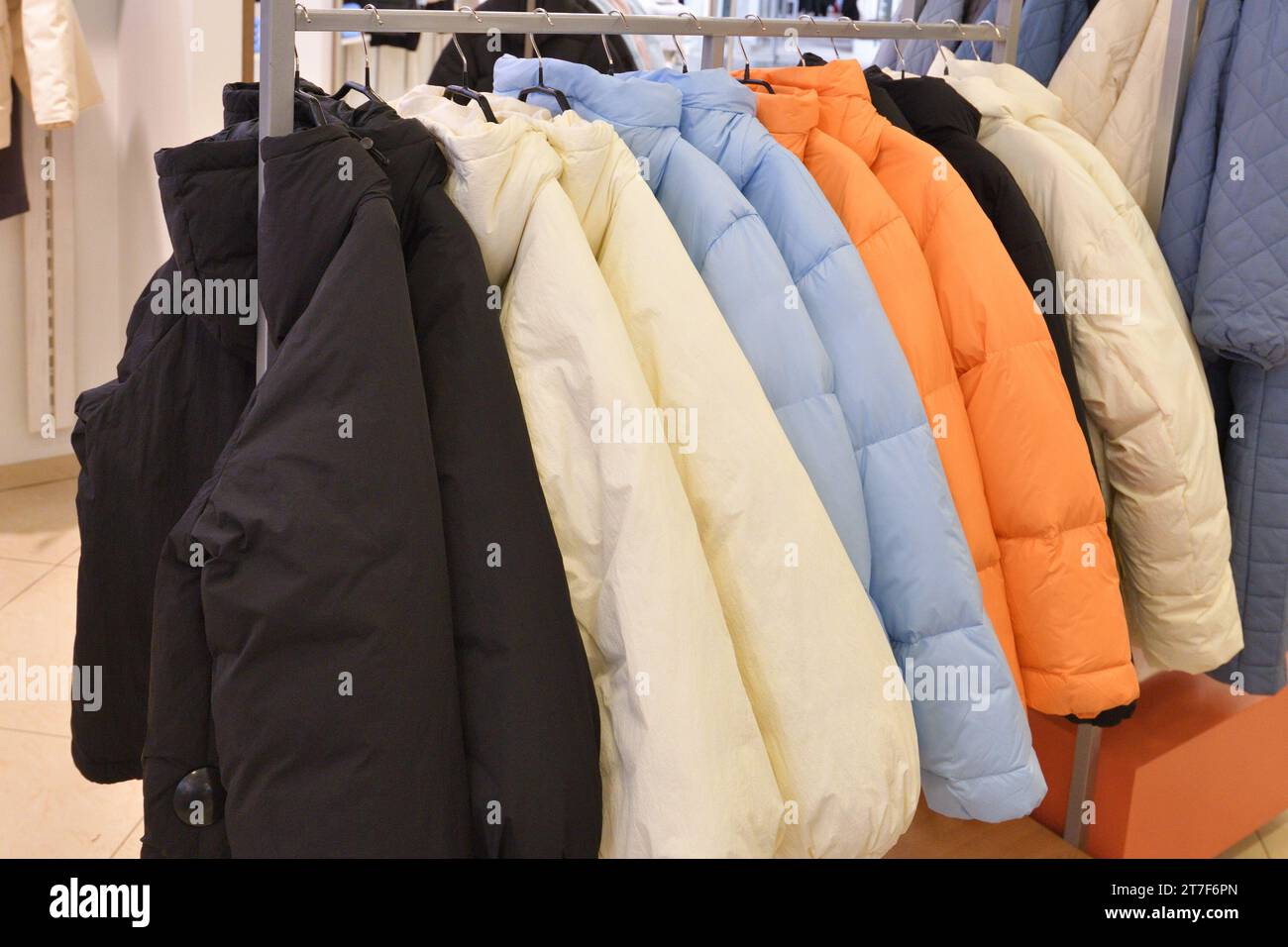 Black insulated jacket hi-res stock photography and images - Alamy