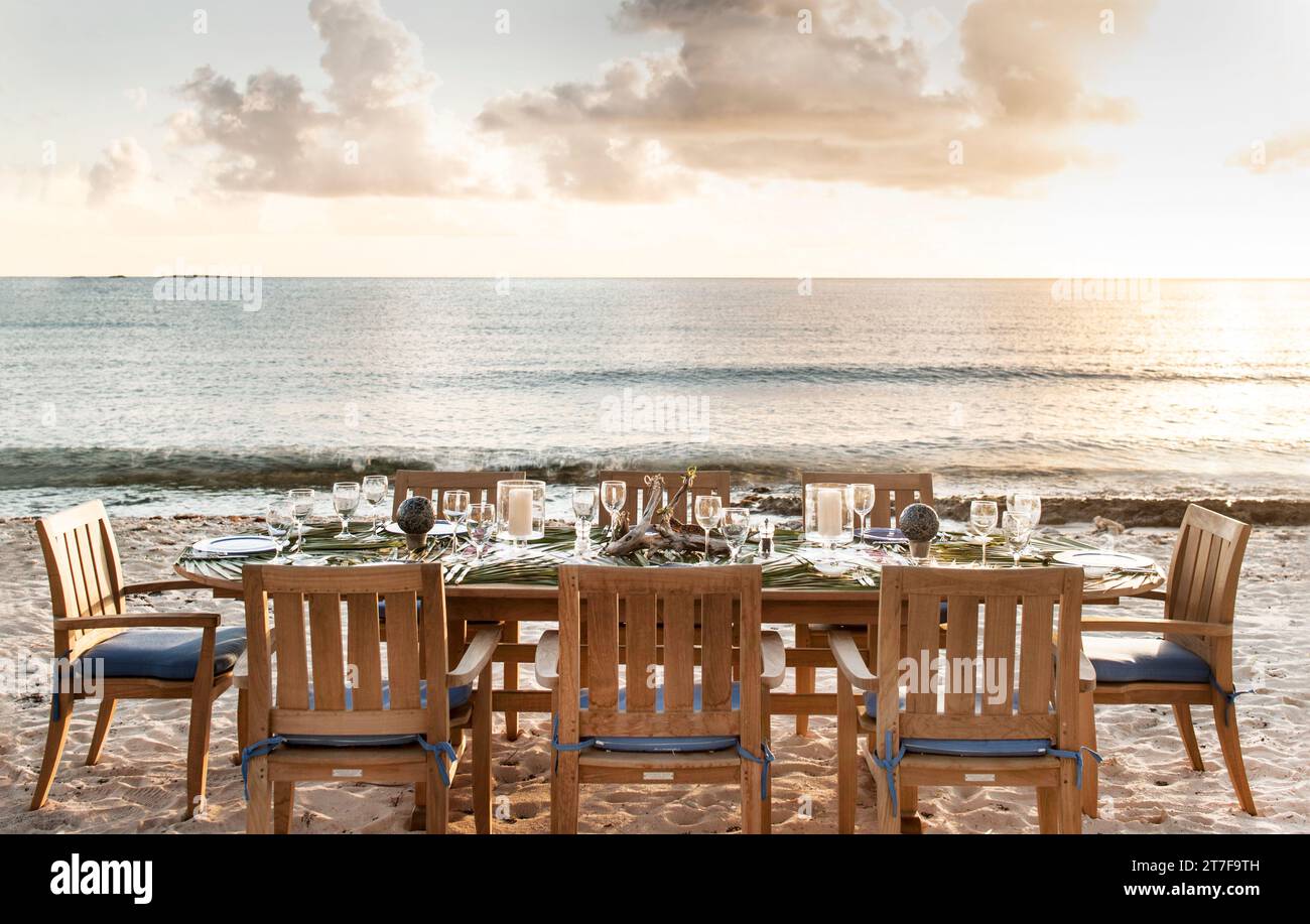 Group dinner on the beach hi-res stock photography and images - Alamy