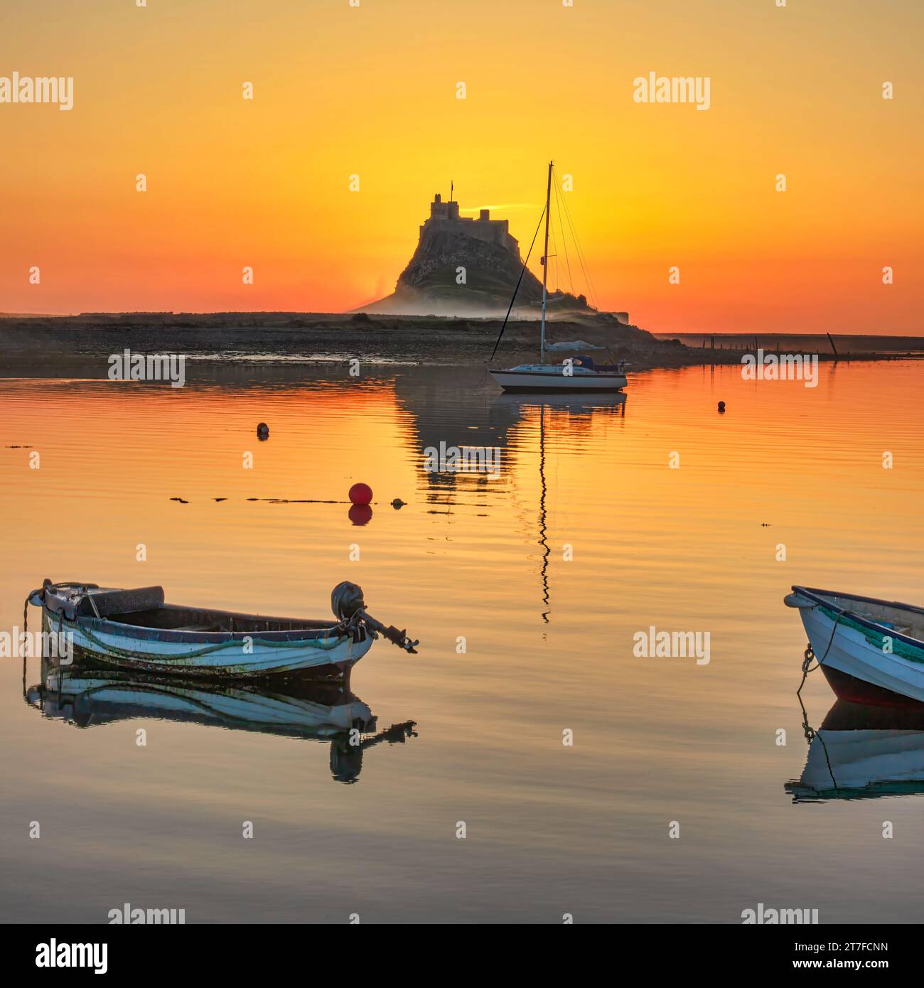 Sunrise over lindisfarne castle holy hi-res stock photography and ...