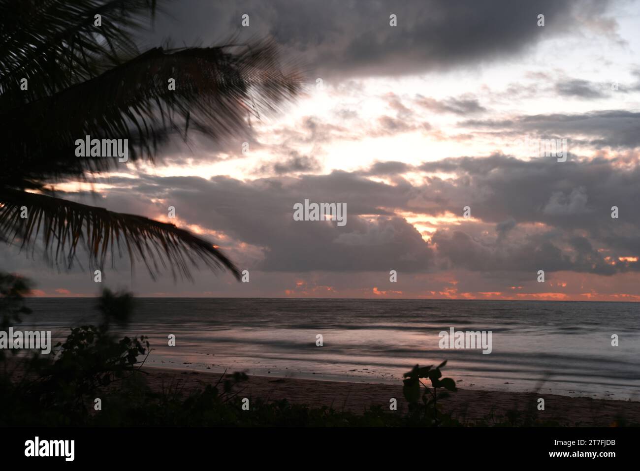 Tropical oceano praia beach resort hi-res stock photography and images ...