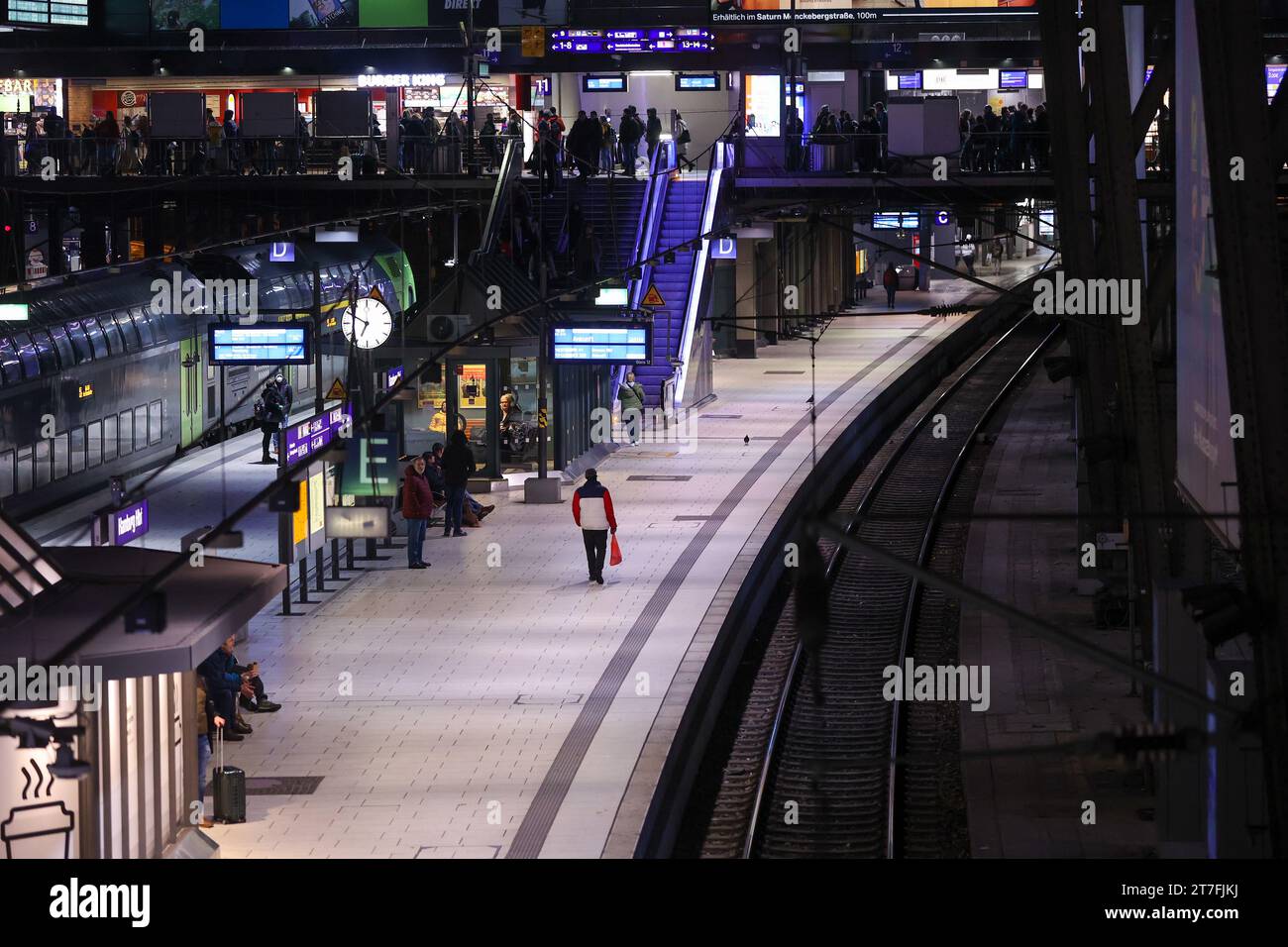 Hamburg, Germany. 15th Nov, 2023. Passengers on a track at the main ...
