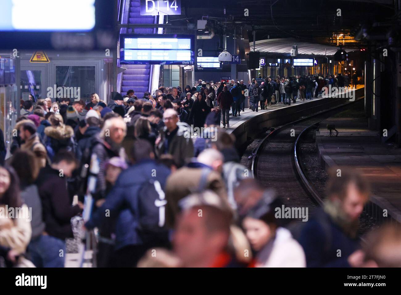 Hamburg, Germany. 15th Nov, 2023. Passengers wait for a train on a ...
