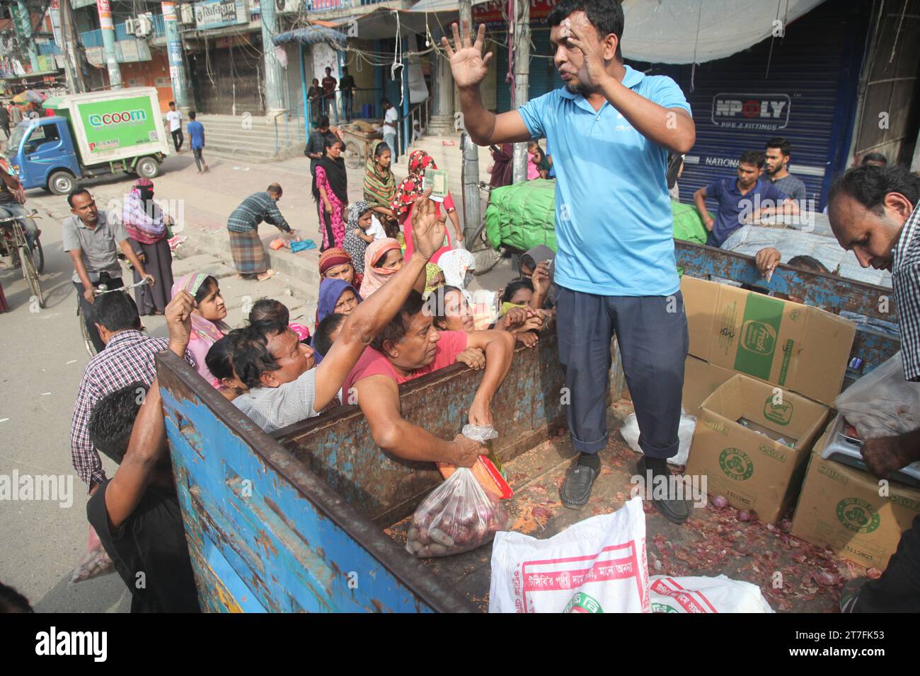 Dhaka Bangladesh 15 November 2023Long line of buyers to buy oil, onion ...