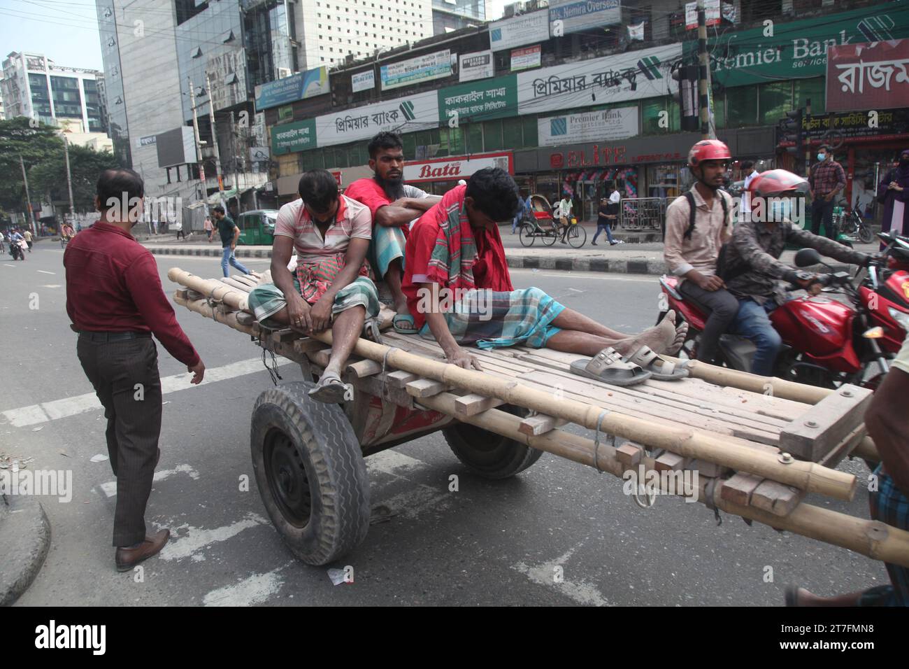 Bangladesh 15 November 2023.Day laborers are roaming in different parts ...