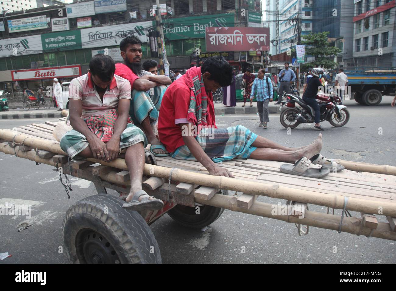 Bangladesh 15 November 2023.Day laborers are roaming in different parts ...