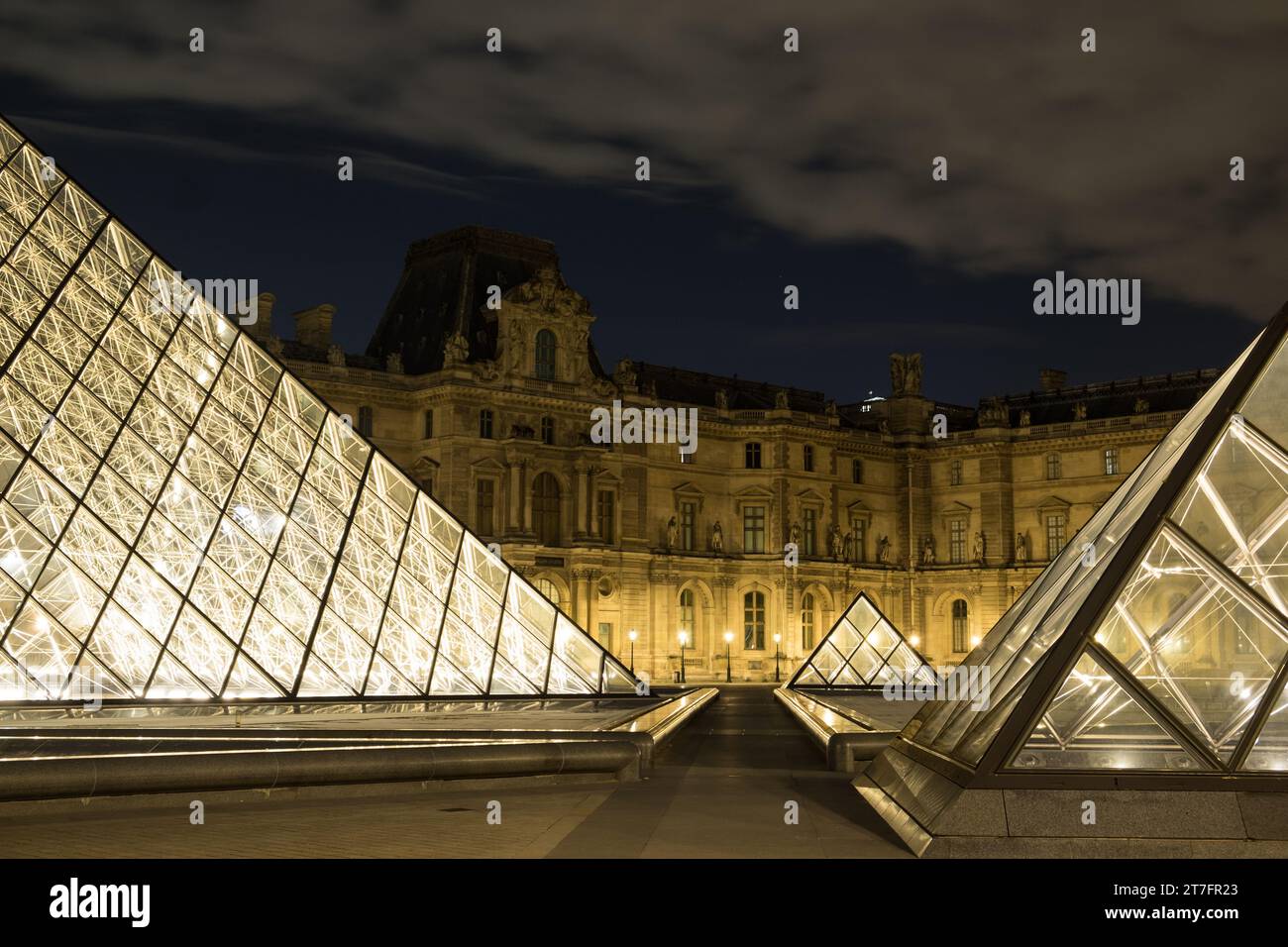 Louvreglassstructures hi-res stock photography and images - Alamy