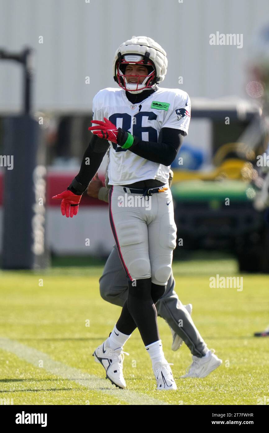 New England Patriots tight end Pharaoh Brown (86) warms up during an ...