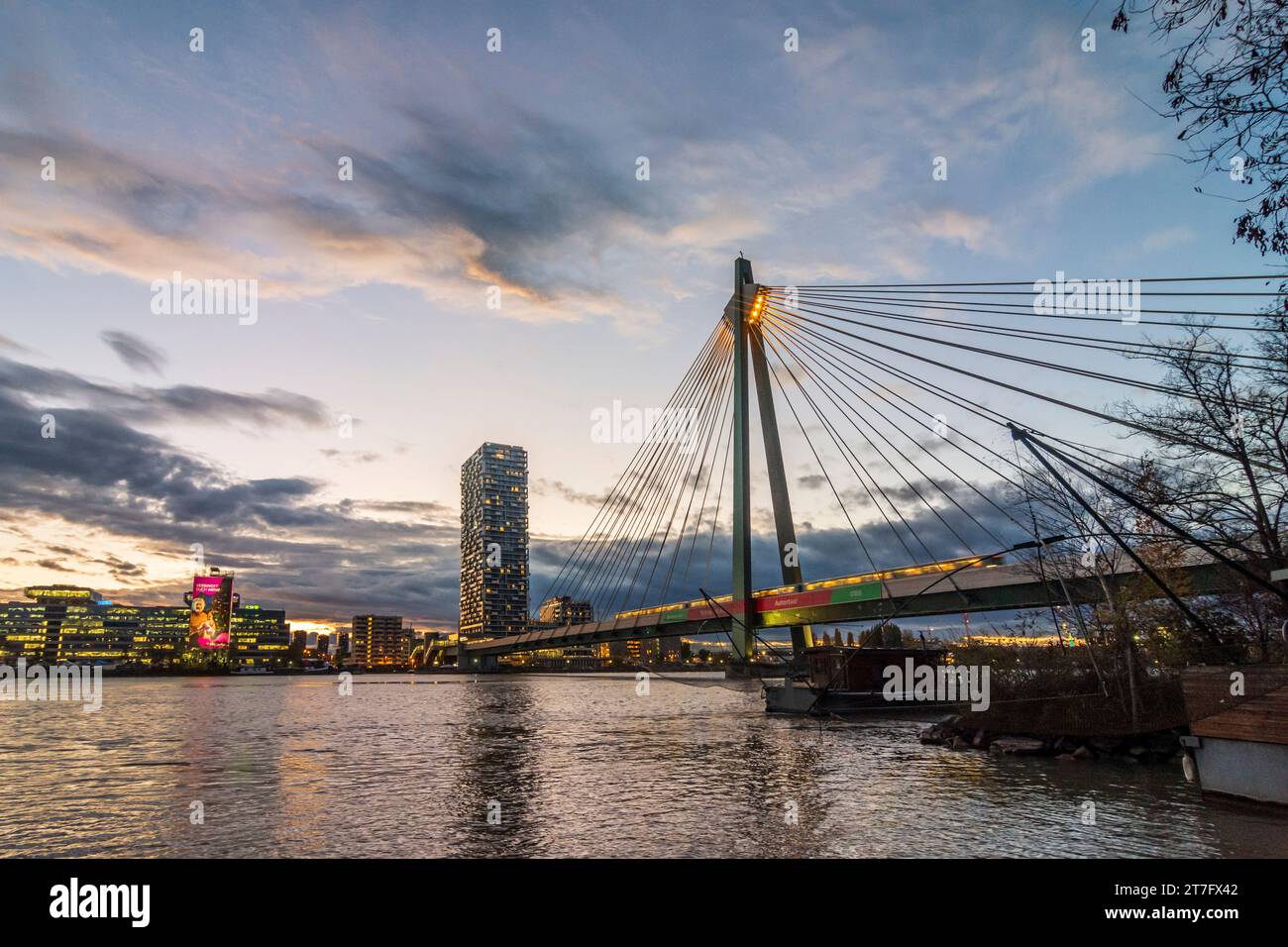 Vienna: river Donau (Danube), bridge Donaustadtbrücke of subway U2 ...