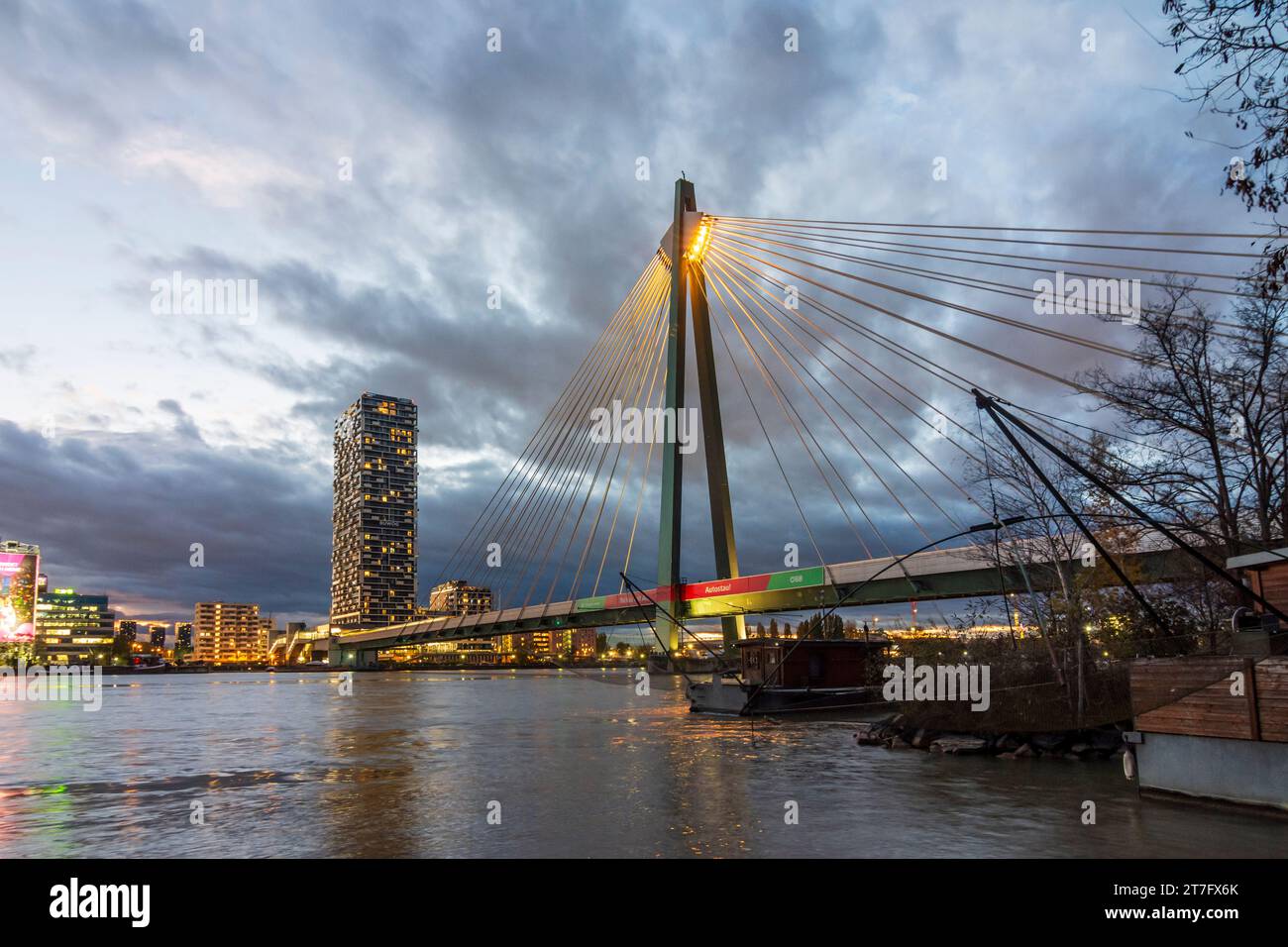 Vienna: river Donau (Danube), bridge Donaustadtbrücke of subway U2 ...