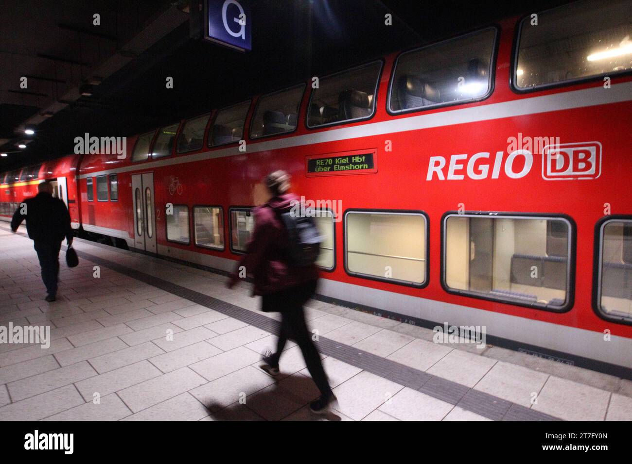 Ein Regionalzug Regio der Deutschen Bahn steht wenige Stunden vor ...