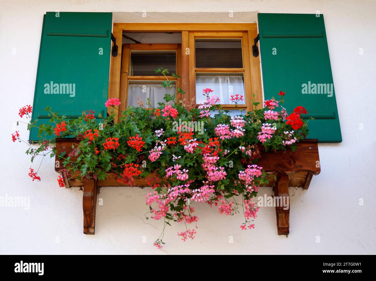 Traditional alpine cabin hi-res stock photography and images - Alamy