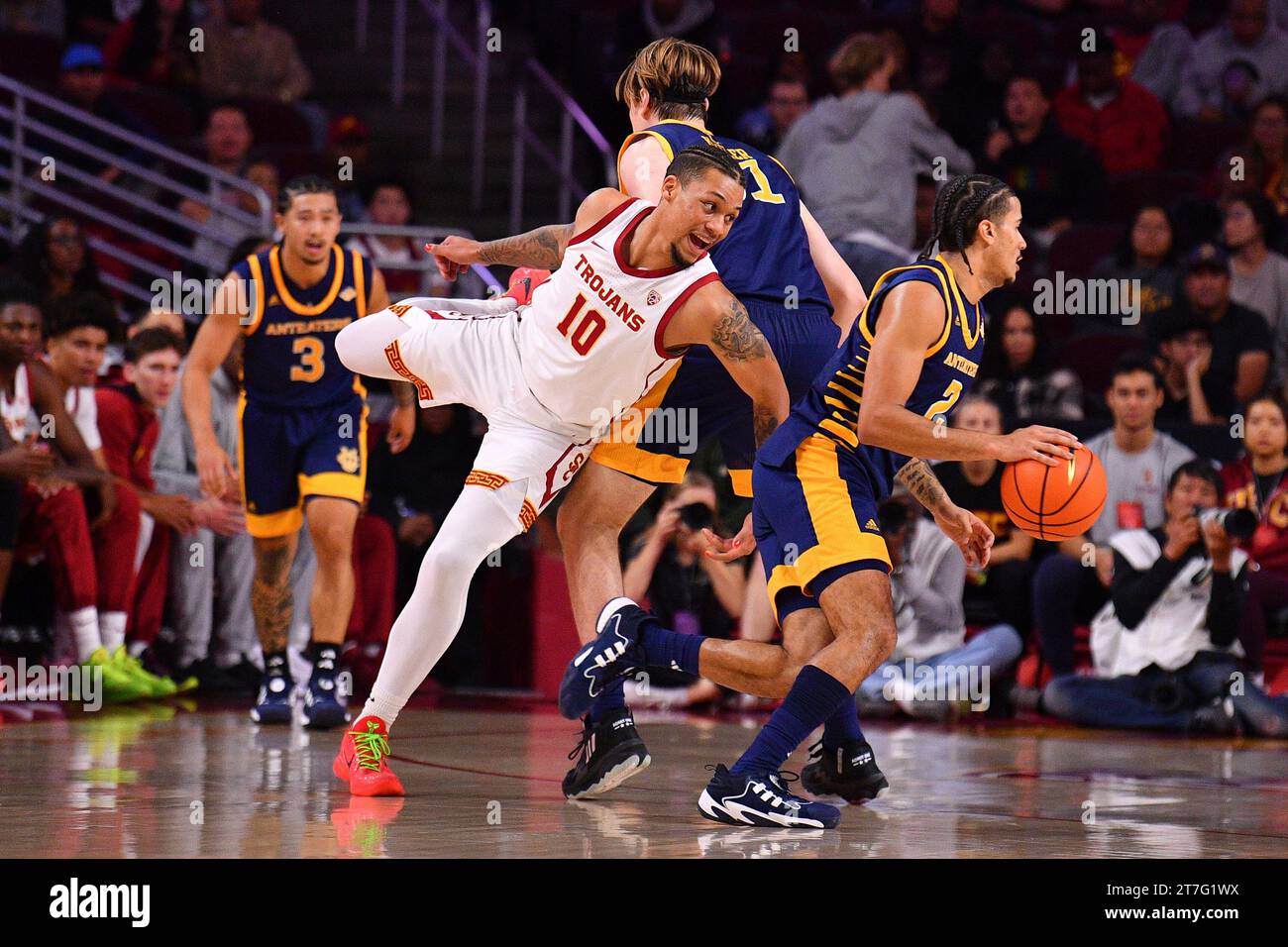 LOS ANGELES, CA - NOVEMBER 14: USC Trojans forward DJ Rodman (10) is ...
