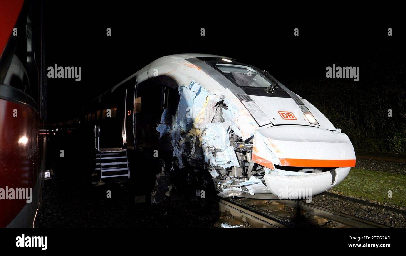 15 November 2023, Lower Saxony, Lauenbrück: A regional train and an ICE ...